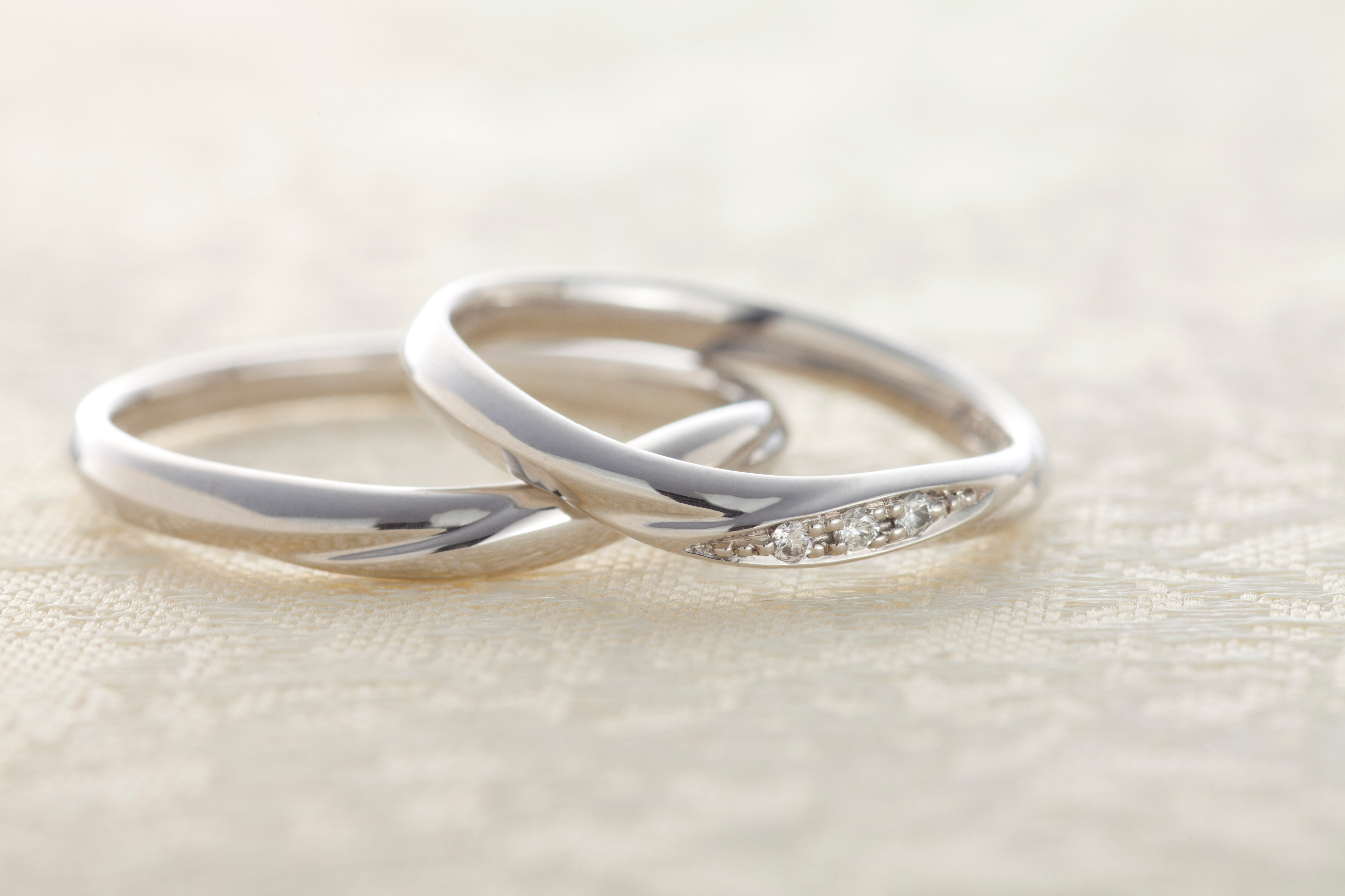 結婚指輪にダイヤはあり？メリット・デメリットとタイプ別のおすすめを紹介 | Ringraph(リングラフ)