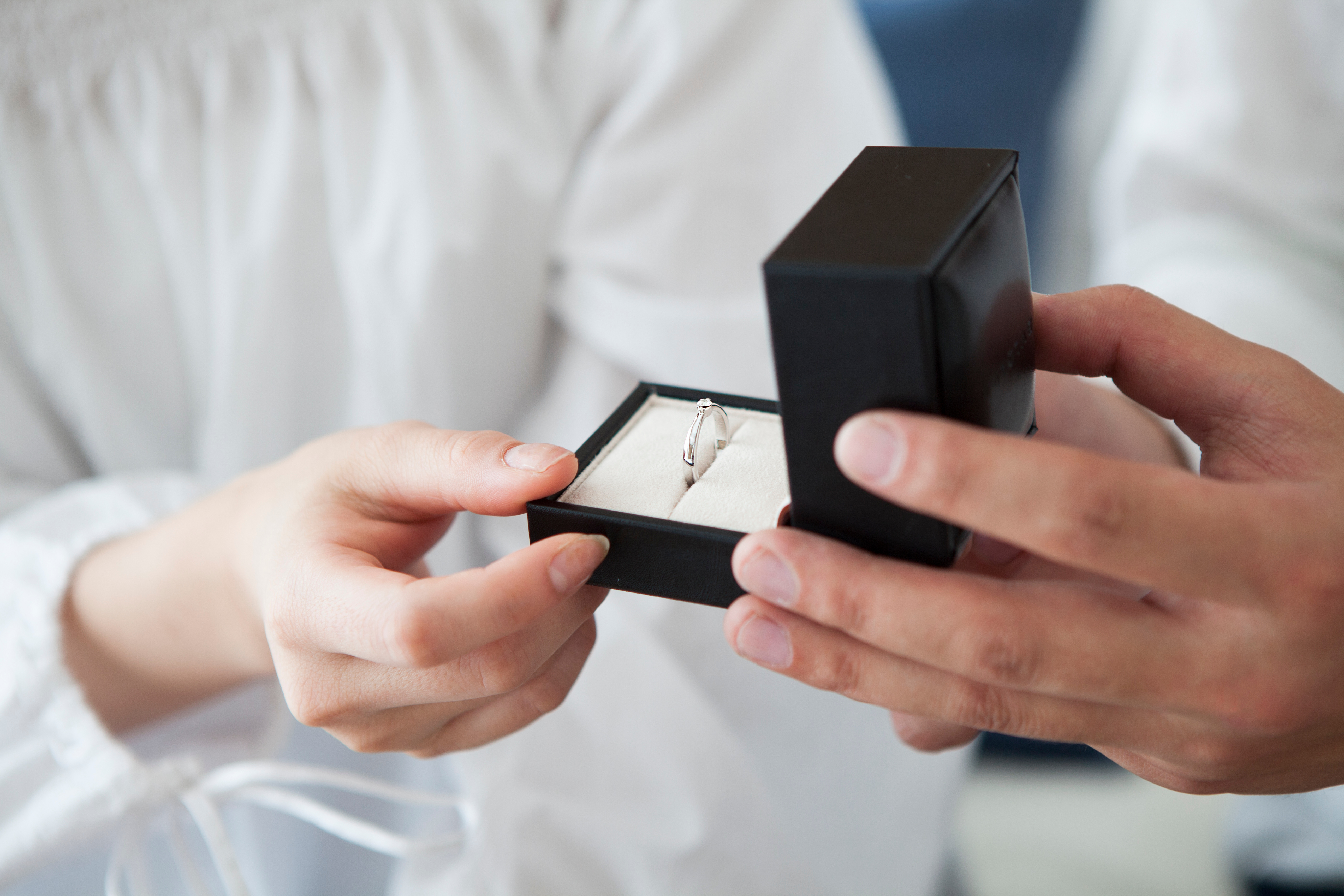 20代の婚約指輪の相場はどのくらいがベスト？指輪の決め方、人気のブランドは？ | Ringraph(リングラフ)