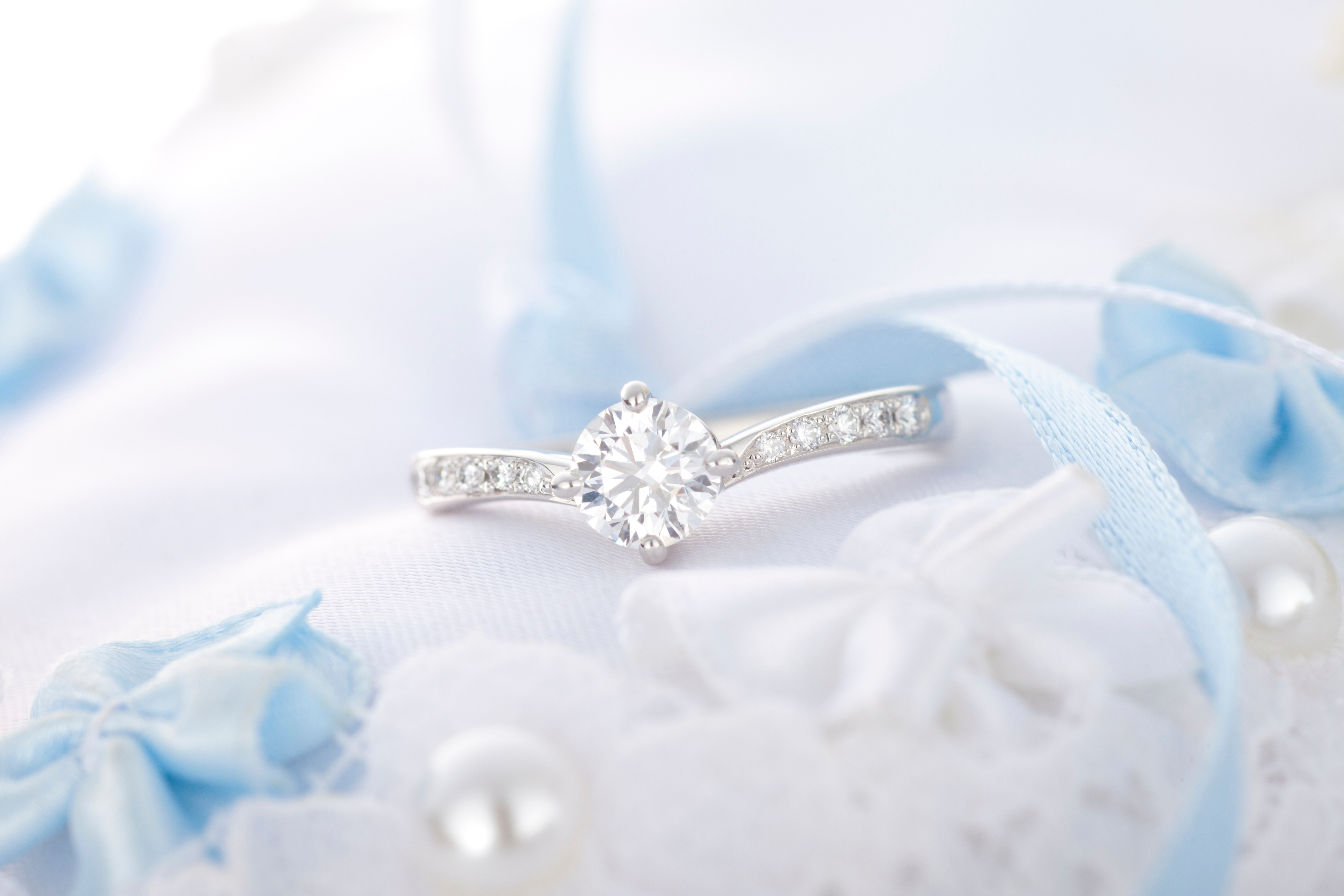 プロポーズに婚約指輪は必要？プロポーズリングについても解説 | Ringraph(リングラフ)