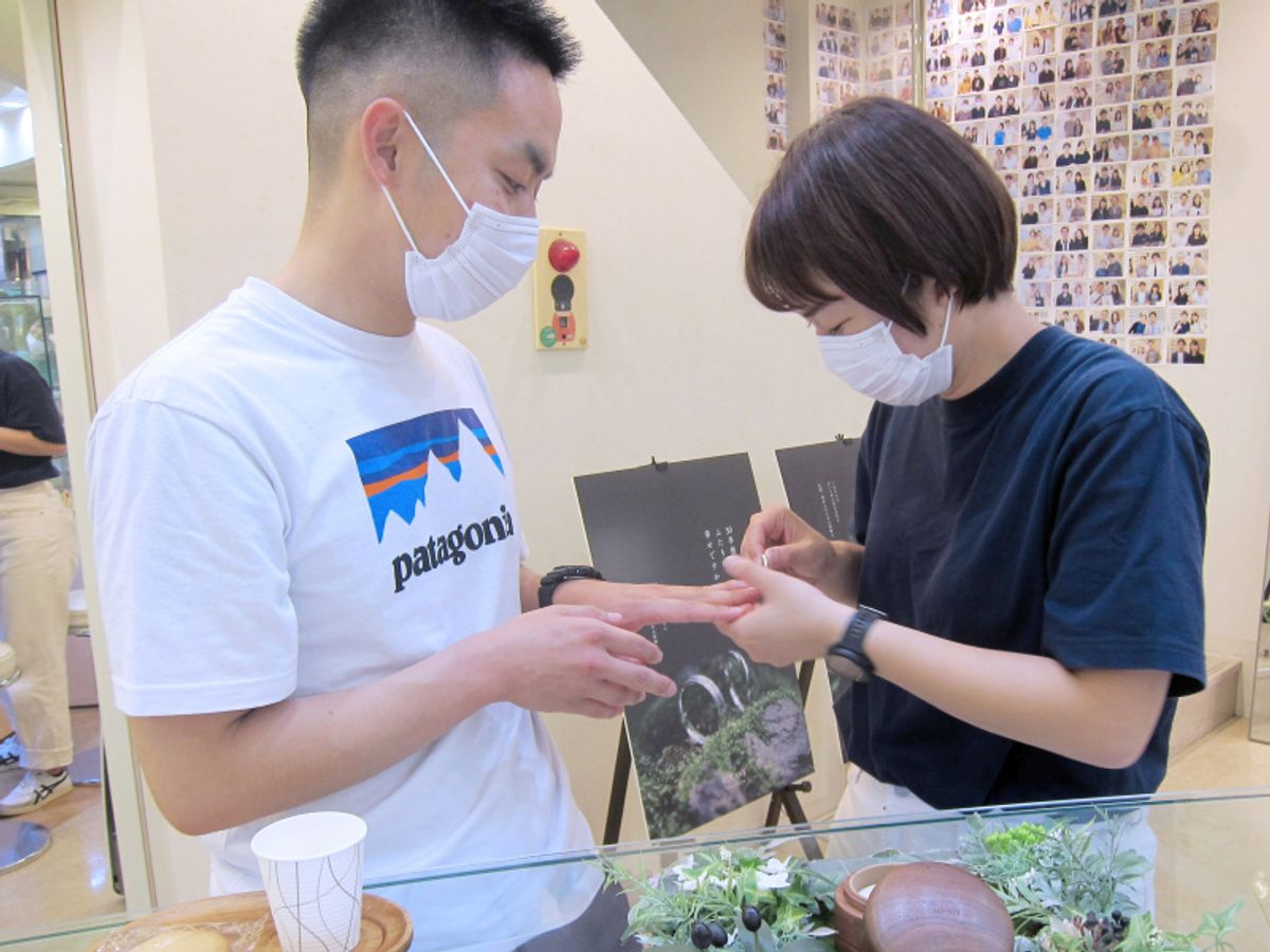 T夫妻【COLANY(コラニー)】「私たちふたりにぴったりの指輪を見つけること…｜ 結婚指輪・婚約指輪の口コミならRingraph