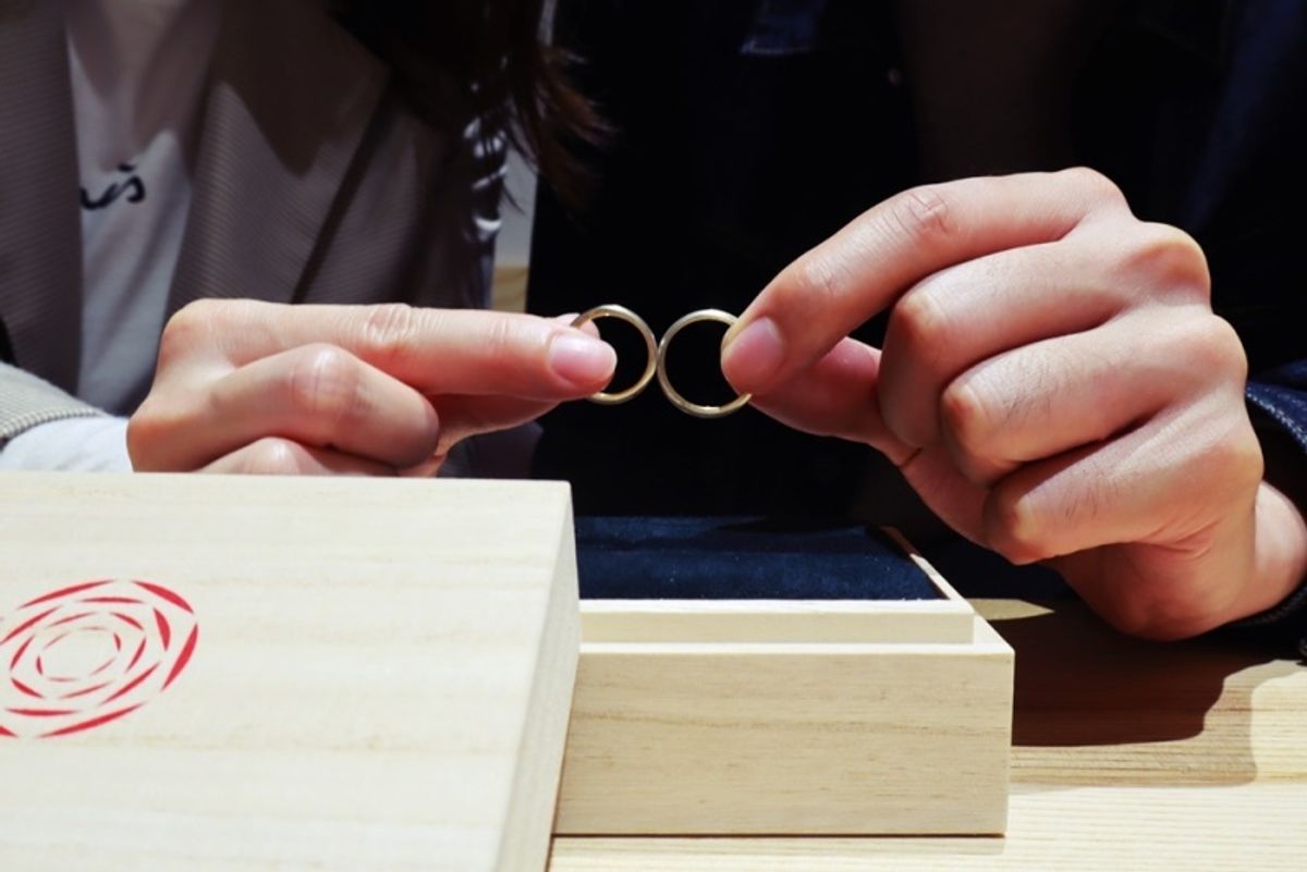 【Hさん、Yさん】メッセージ性のある指輪を出雲結(いずもゆい)｜Ringraph