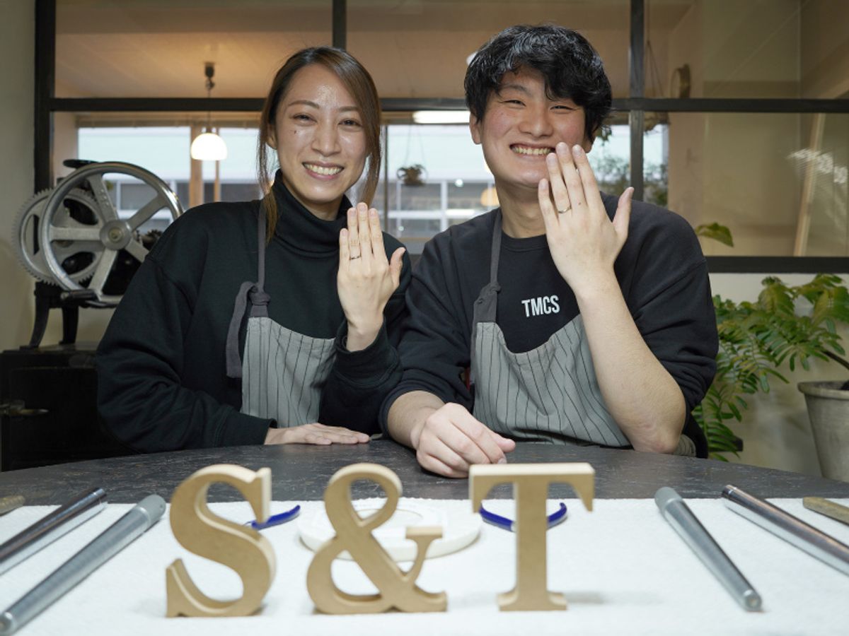 T様・s様【renri(レンリ)】落ち着いたベージュカラーが上品なカーブを描く…｜ 結婚指輪・婚約指輪の口コミならRingraph