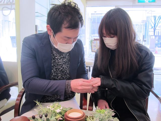 K夫妻【COLANY(コラニー)】「この指輪と共に2人で幸せな人生を送ります！」｜ 結婚指輪・婚約指輪の口コミならRingraph