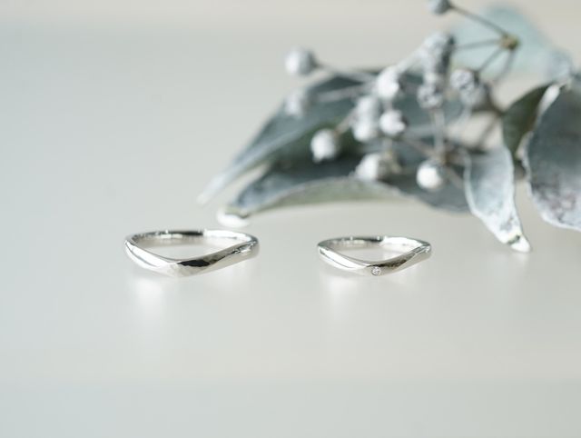 S様・Y様【renri(レンリ)】ウェーブシルエットのご結婚指輪｜ 結婚指輪・婚約指輪の口コミならRingraph