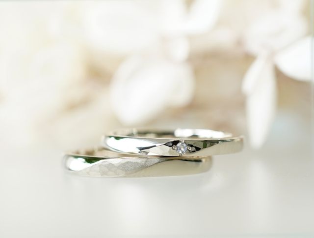 I様・T様【renri(レンリ)】やわらかく模様が輝くご結婚指輪｜ 結婚指輪・婚約指輪の口コミならRingraph