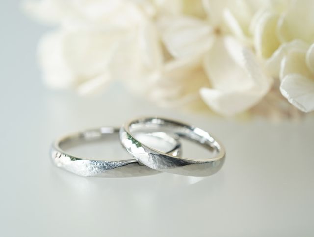 K様・F様【renri(レンリ)】ぽこぽことした模様のご結婚指輪｜ 結婚指輪・婚約指輪の口コミならRingraph