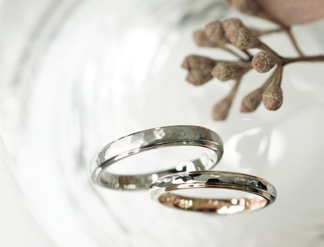 T様・M様【renri(レンリ)】すっきりとしたラインが特徴的に輝くご結婚指輪｜ 結婚指輪・婚約指輪の口コミならRingraph