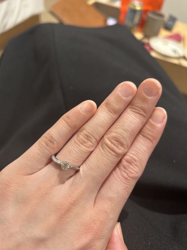 TOMOE TOMOE-巴- 真ん中に大きなダイヤ、サイドにもたくさんキラキラと 散…TOMOE(トモエ)の婚約指輪の口コミ・評判 | Ringraph(リングラフ)