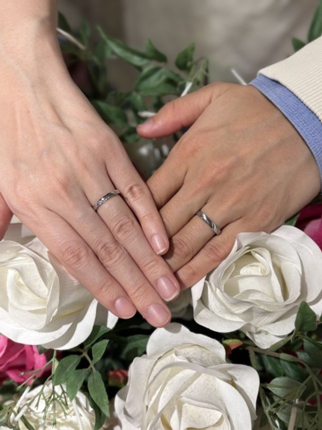 重ね付けをした時に婚約指輪の台座の隙間からメレダイヤが見える点にこだ…TANZO.(鍛造指輪)の結婚指輪の口コミ・評判 | Ringraph(リングラフ)